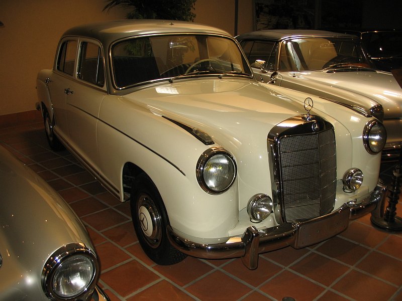 Mercedes-Benz 220 S 13 CV - Classic Car Wiki