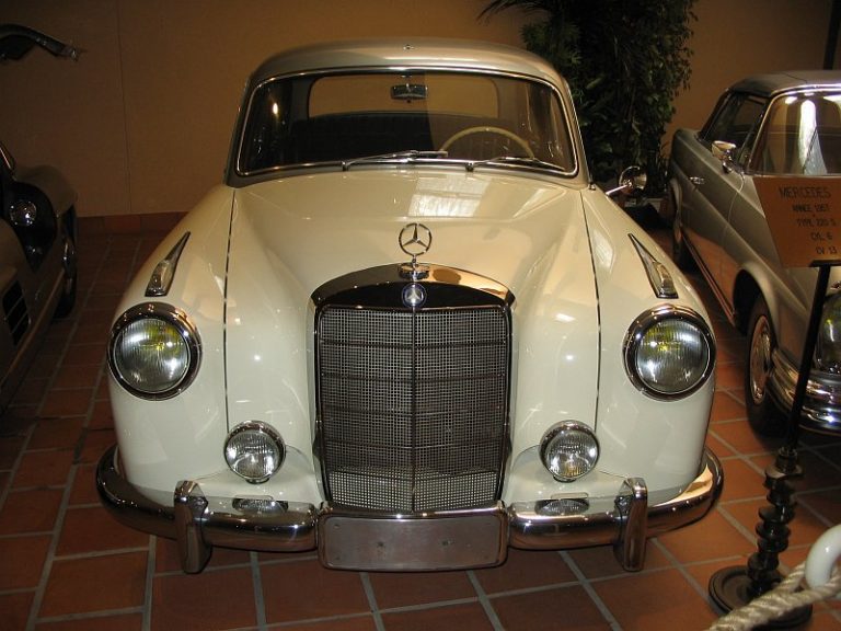 Mercedes-Benz 220 S 13 CV - Classic Car Wiki