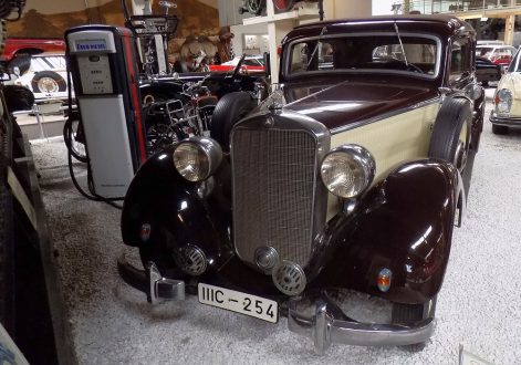 Mercedes-Benz 230 Limousine - Classic Car Wiki